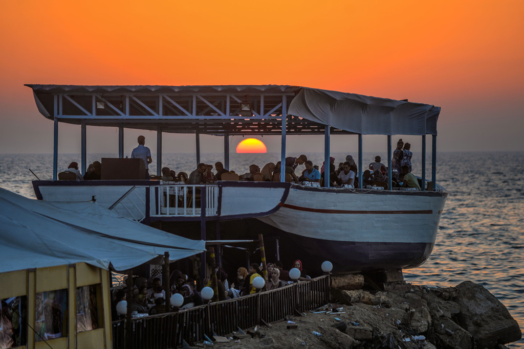 Families gather in Gaza for the final day of Eid